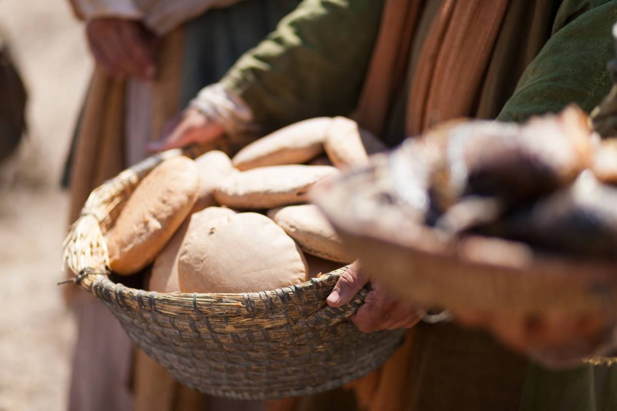 Bonus Feature - Jesus Feeds Thousands in the New and Old World ...